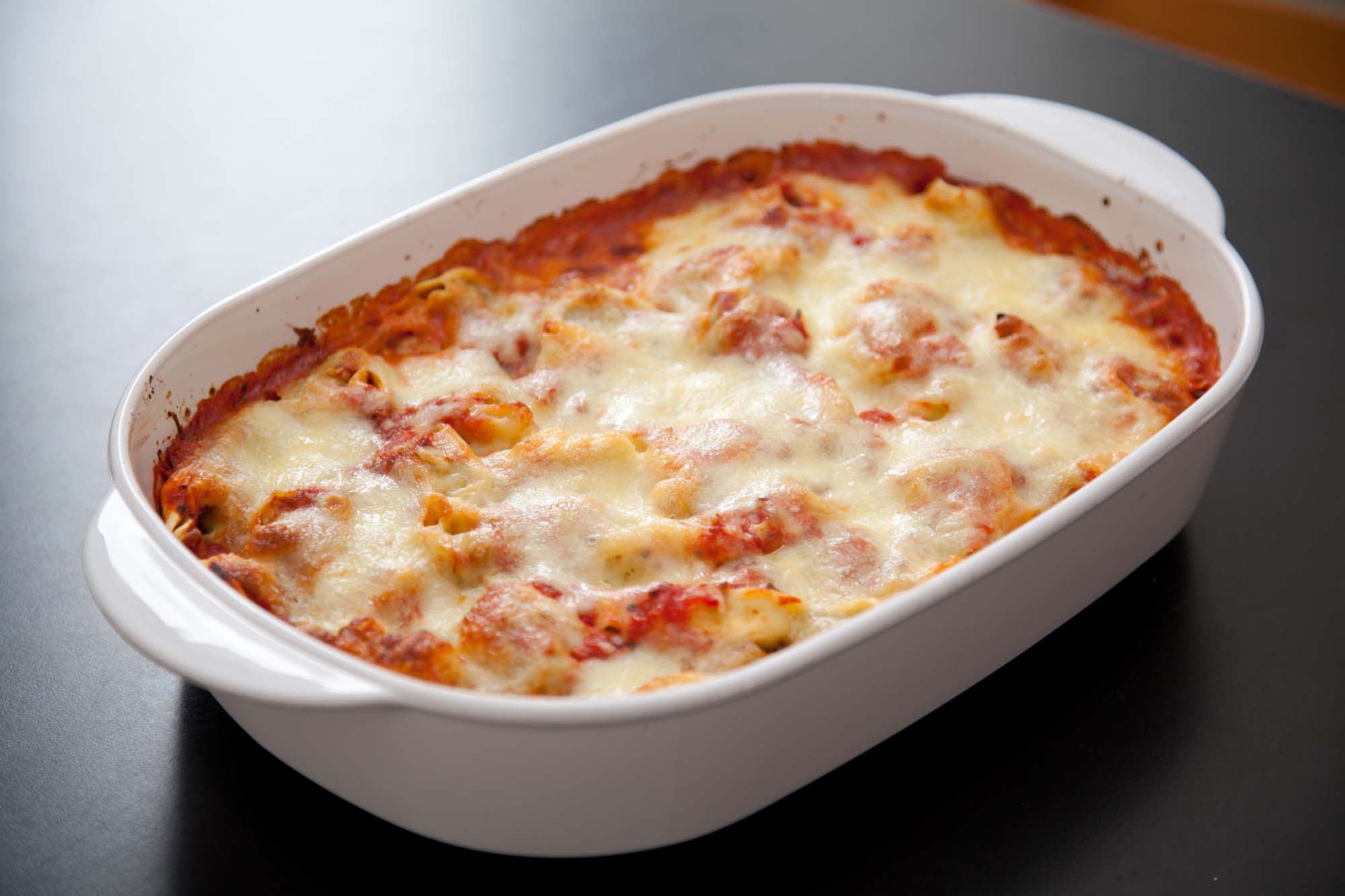 Gratinerede tortellini med to slags ost - Opskrifter.dk